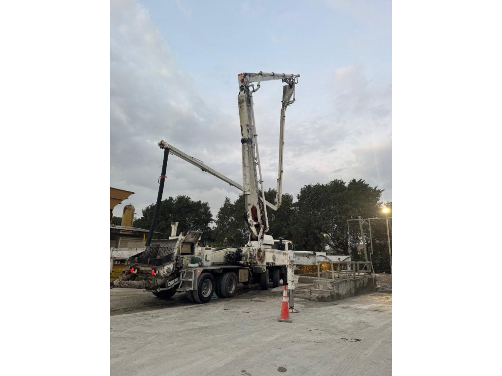 1999 MACK MR600 SCHWING CONCRETE BOOM PUMP TRUCK