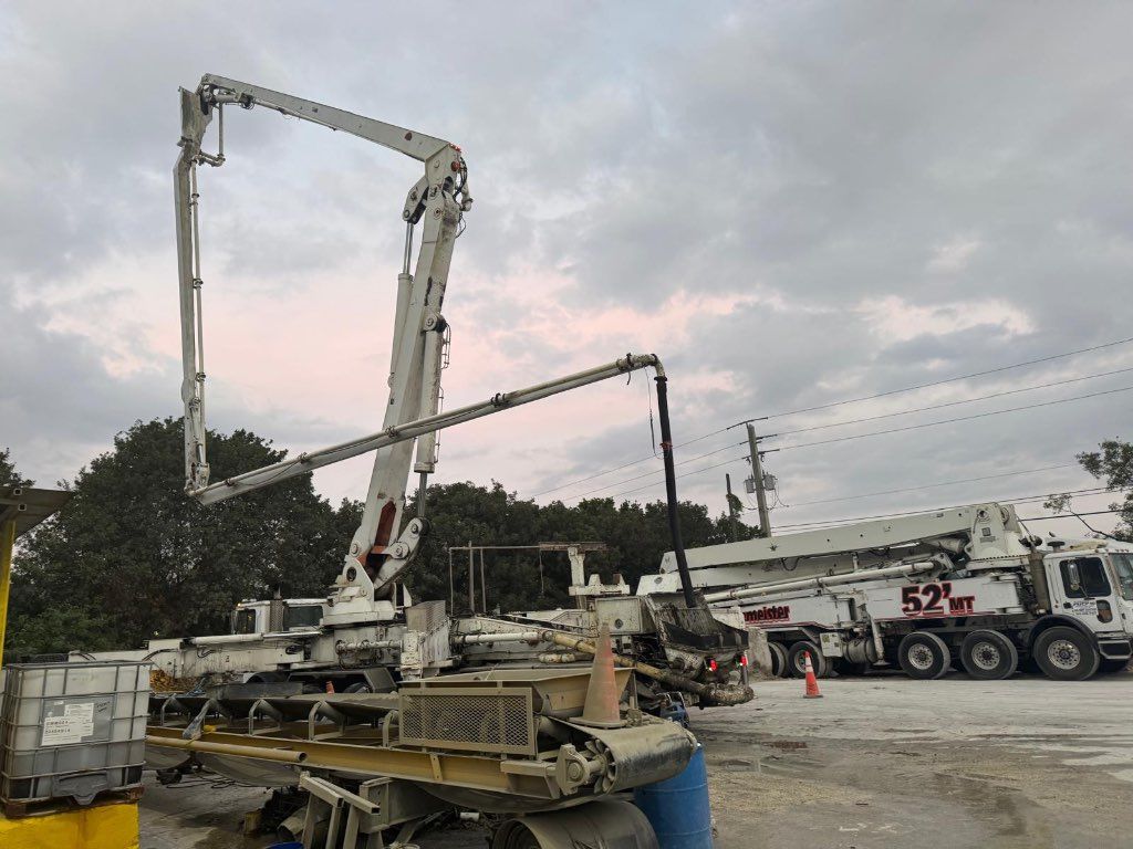 1999 MACK MR600 SCHWING CONCRETE BOOM PUMP TRUCK