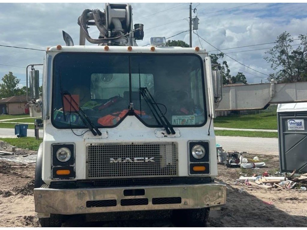 2004 MACK MR600 CONCRETE PUMP TRUCK