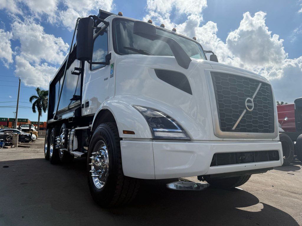 2022 VOLVO VNR DUMP TRUCK TRI-AXLE