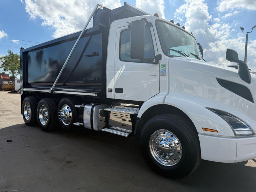 2022 VOLVO VNR DUMP TRUCK TRI-AXLE