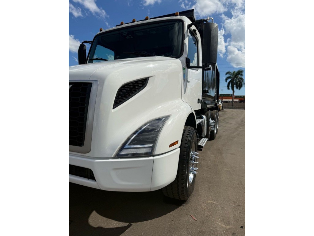 2022 VOLVO VNR DUMP TRUCK TRI-AXLE