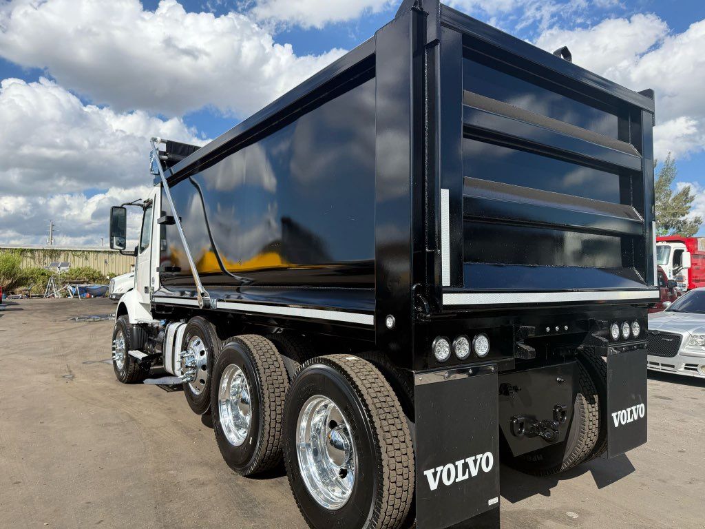 2022 VOLVO VNR DUMP TRUCK TRI-AXLE