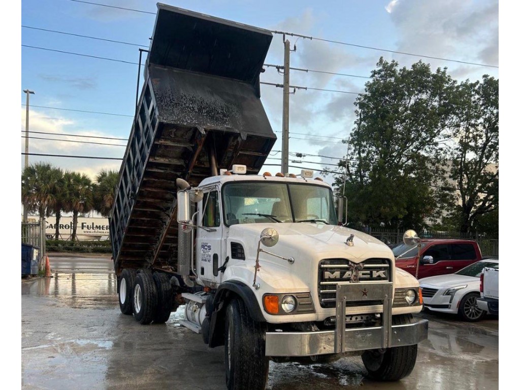 2004 MACK GRANITE DUMP TRUCK