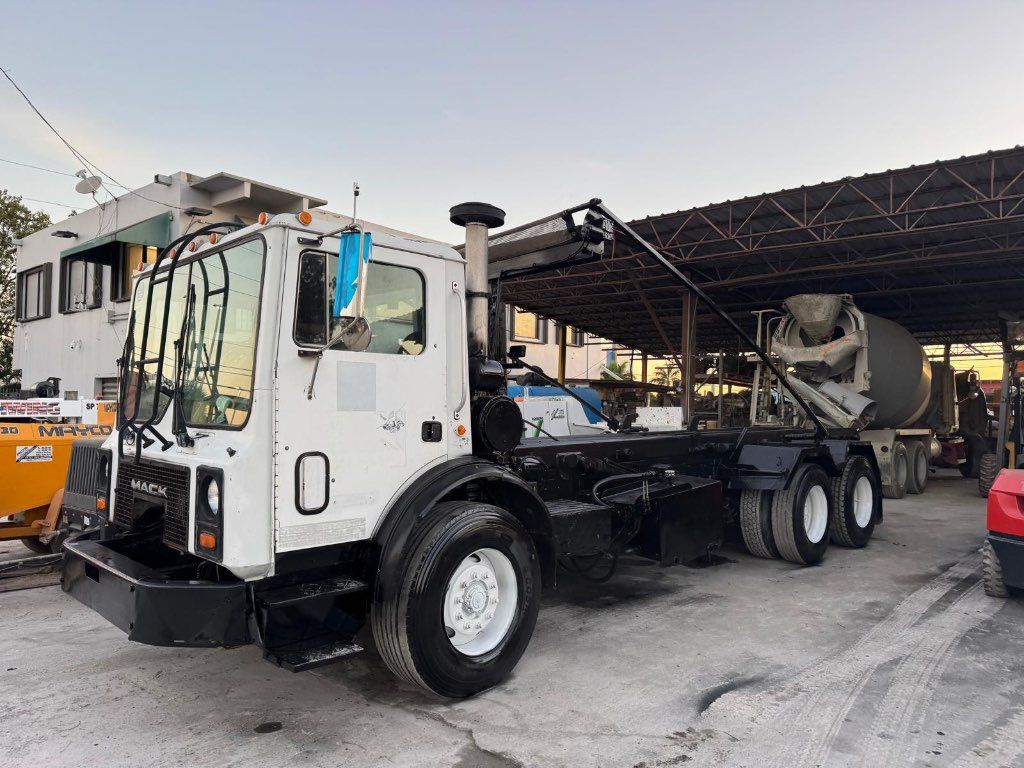 2005 MACK MR600 ROLL-OFF TRUCK