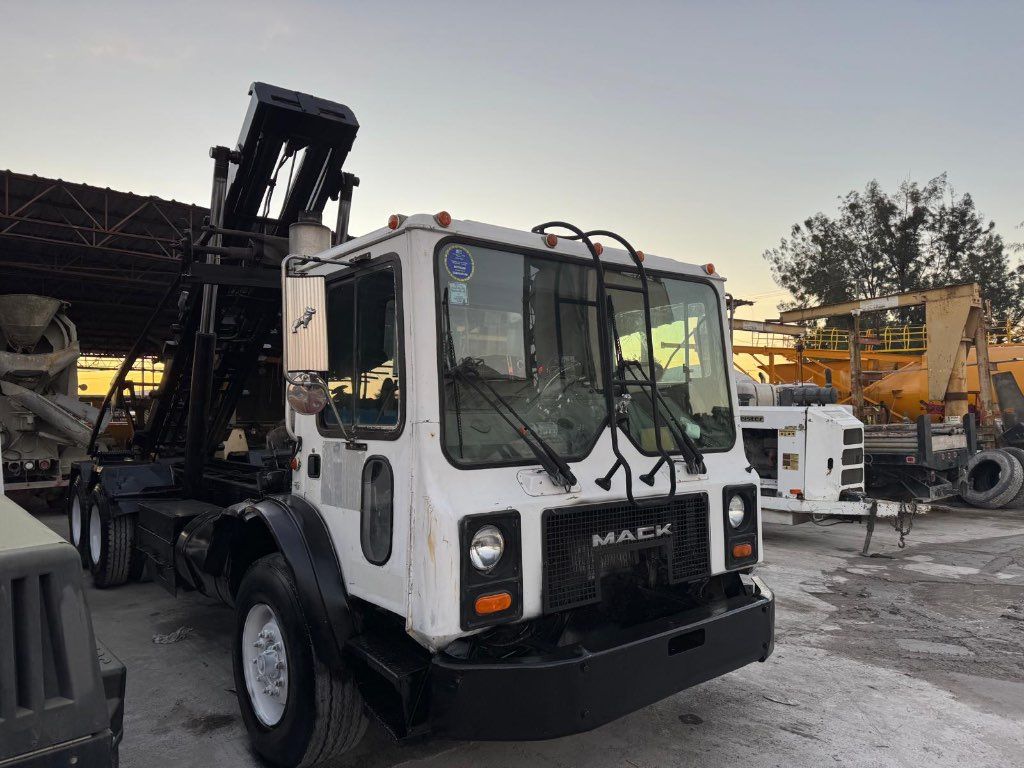 2005 MACK MR600 ROLL-OFF TRUCK