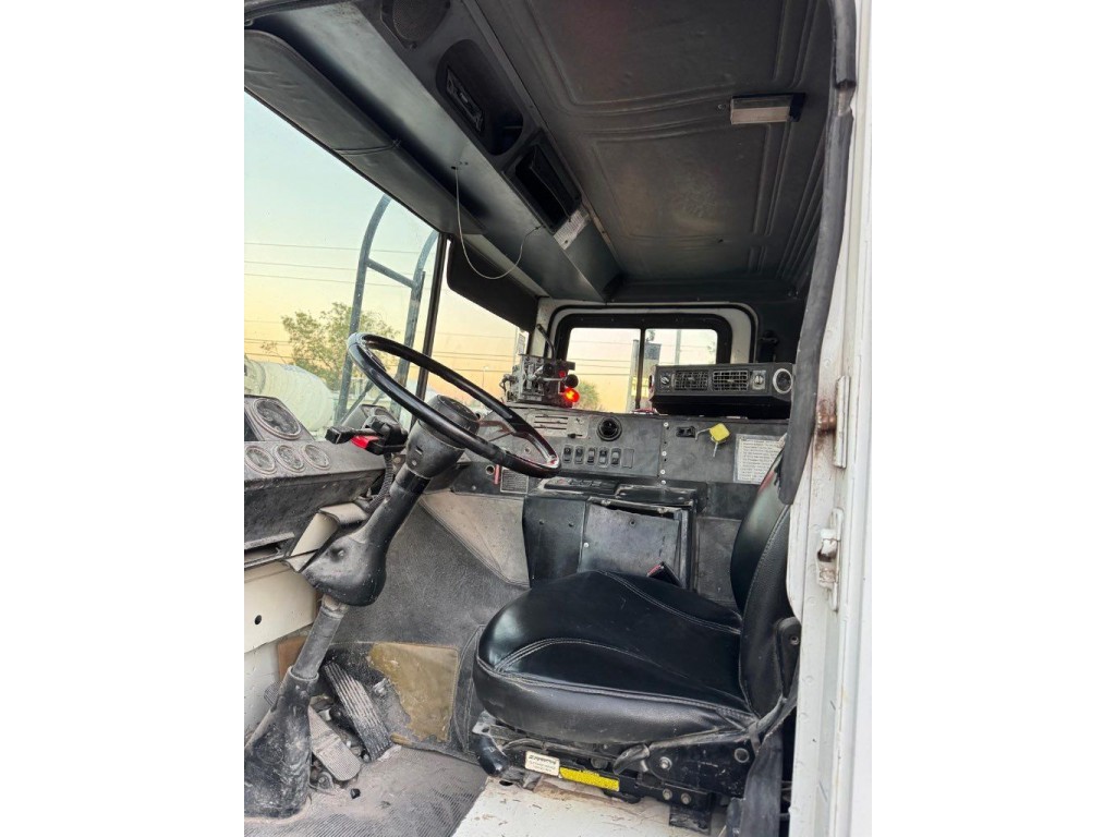 2005 MACK MR600 ROLL-OFF TRUCK