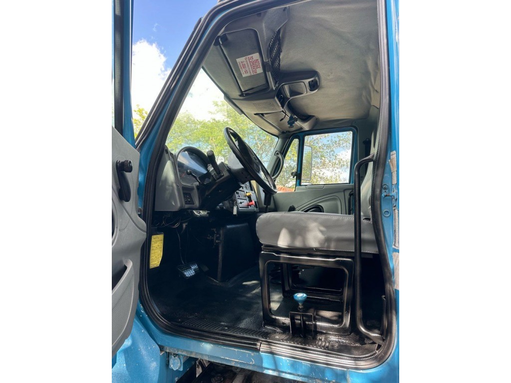 2004 INTERNATIONAL WORKSTAR 7300 TRUCK